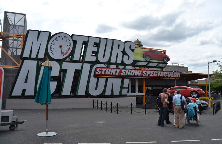 Te espera el espectáculo más emocionante en Moteurs... Action! Stunt ...